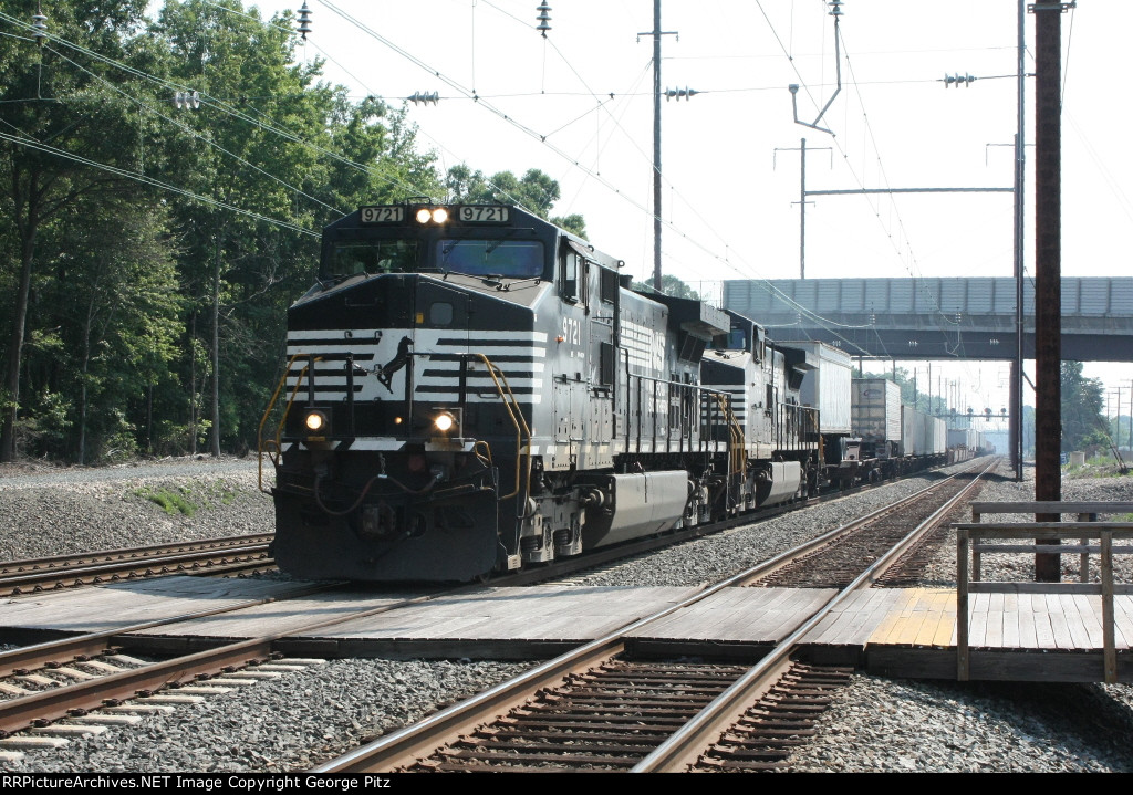 NS 9721 and train 24M